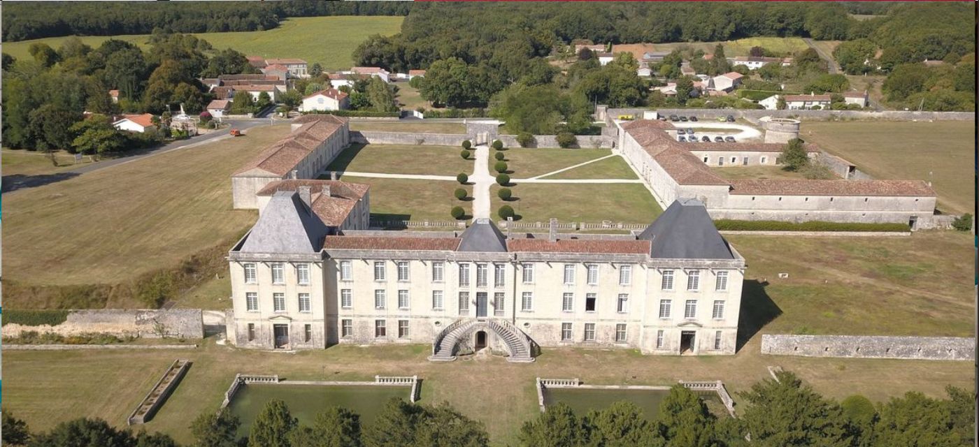 Immobilier Le Douhet : Un château en copropriété géré sans syndic